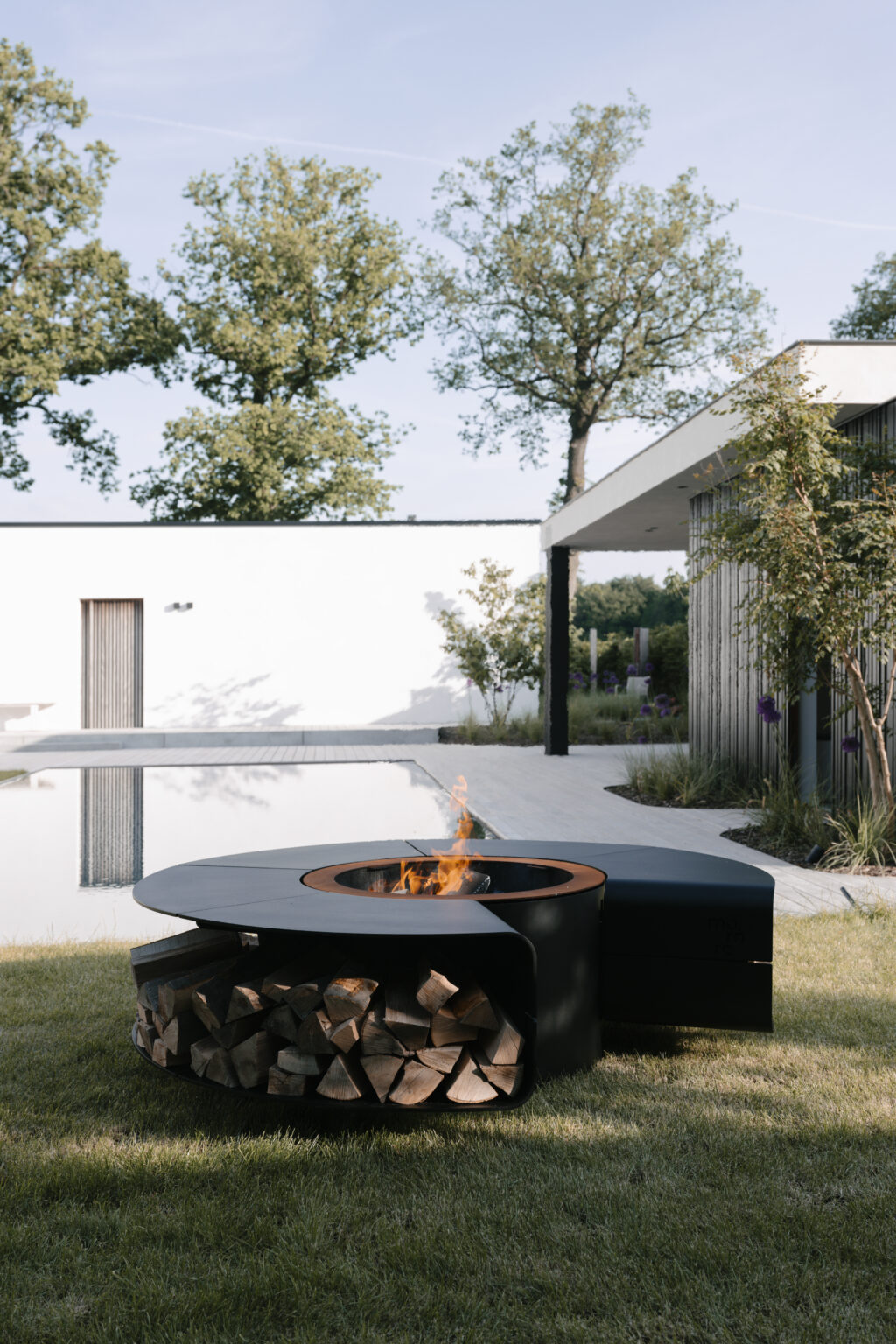 A Belgian design barbecue for the outdoor kitchen | VILLAS Decoration